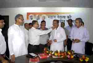 A group of jewellers called on Modhwadia to thank Congress | DeshGujarat