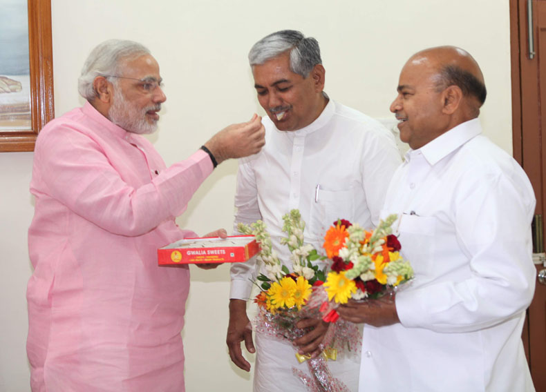 In picture: This is how Modi greeted Faldu after re-election | DeshGujarat